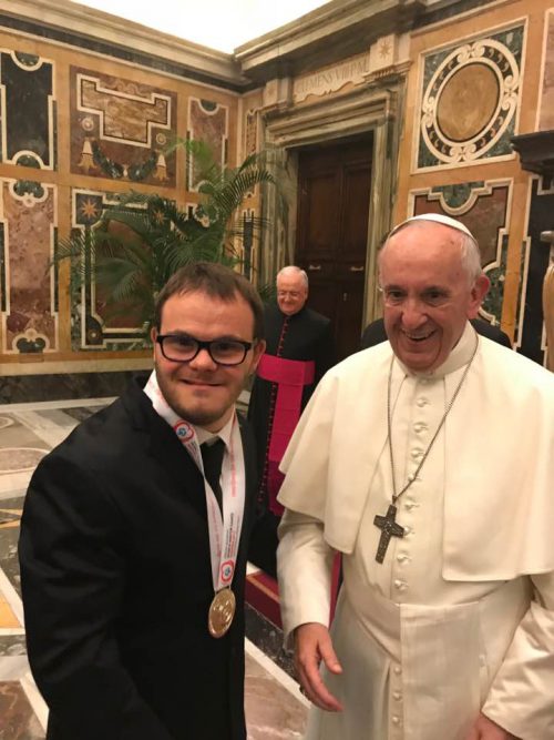 Fara. Michael Carollo dal Papa: “Benedici la mia medaglia d’oro”