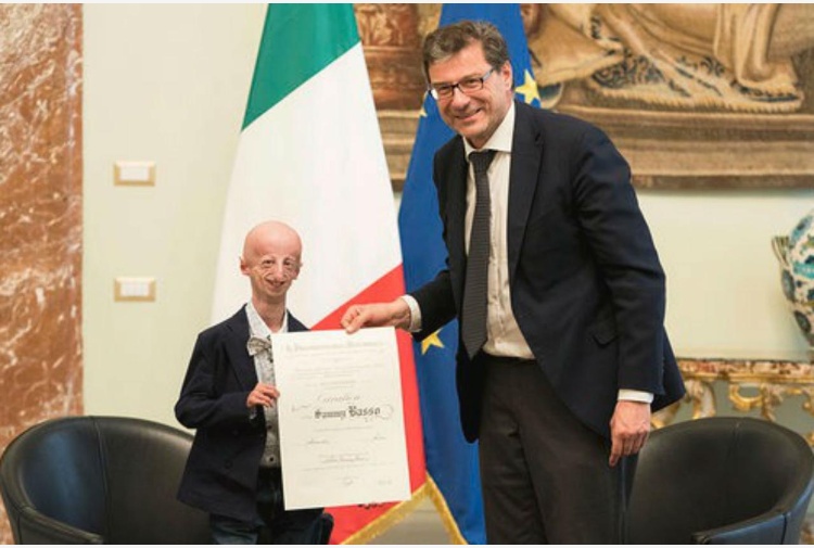 'Onore al coraggio'. Giorgetti consegna a Sammy il diploma di Cavaliere ...