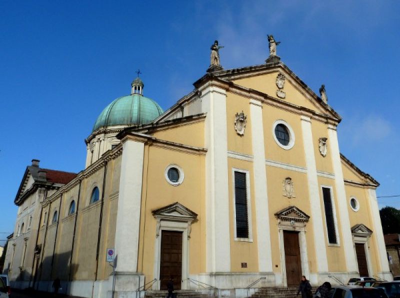 Thiene. Il ladro incappucciato entra dal tetto, furto al Duomo ...