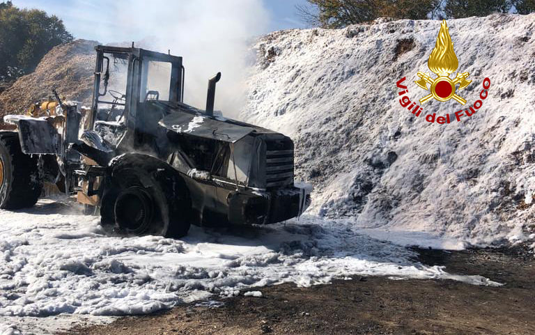 Incendio in cantiere a Zugliano, gravi danni ad una pala meccanica ... Incendio in cantiere a Zugliano, gravi danni ad una pala meccanica ...
