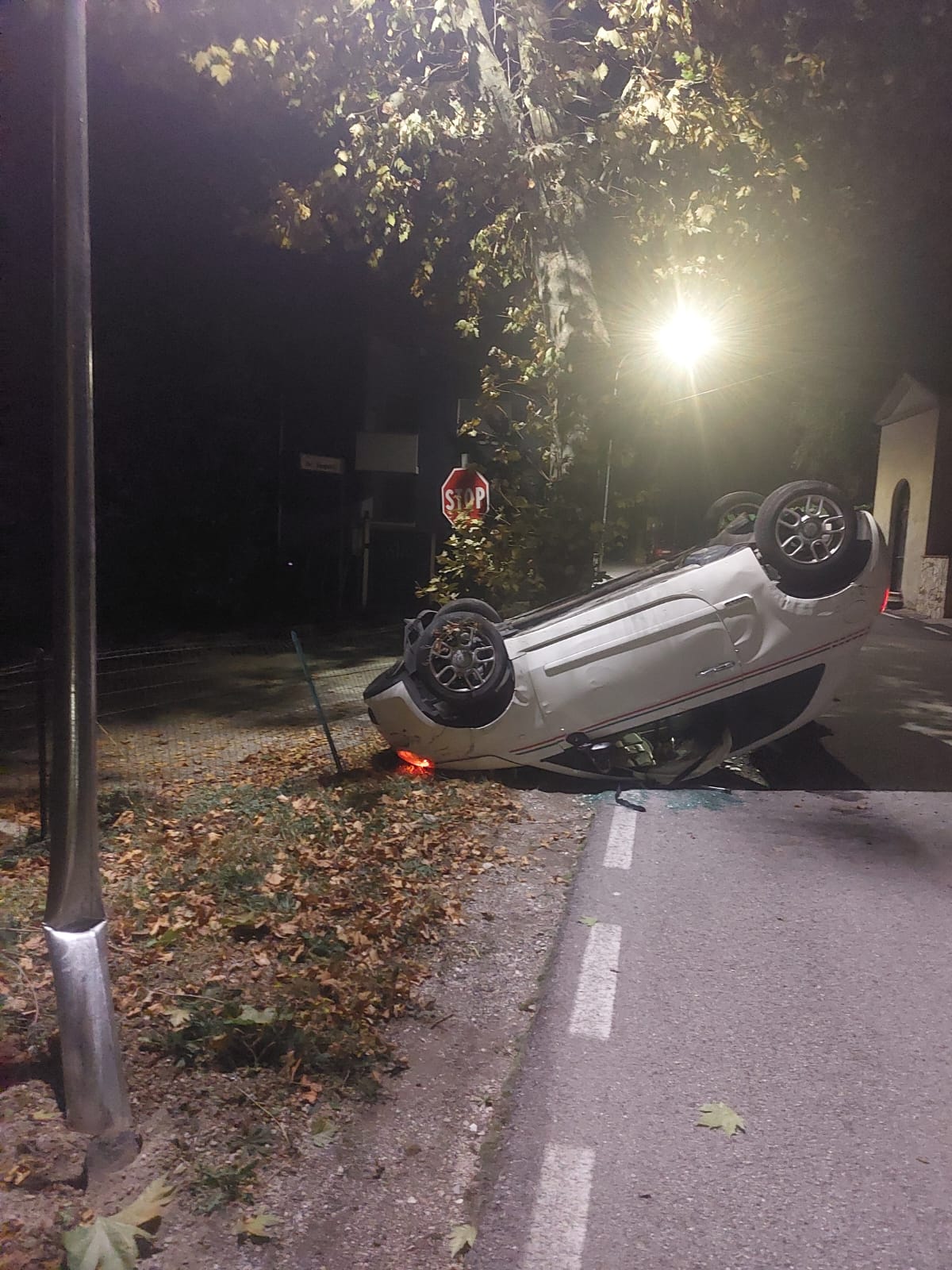 Cogollo. Schianto nella notte, auto cappottata. E tra i residenti ...
