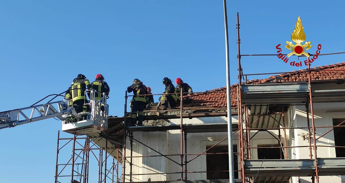 A Sarcedo villetta in fiamme. Per spegnere il fuoco 12 pompieri - AltoVicentinOnline