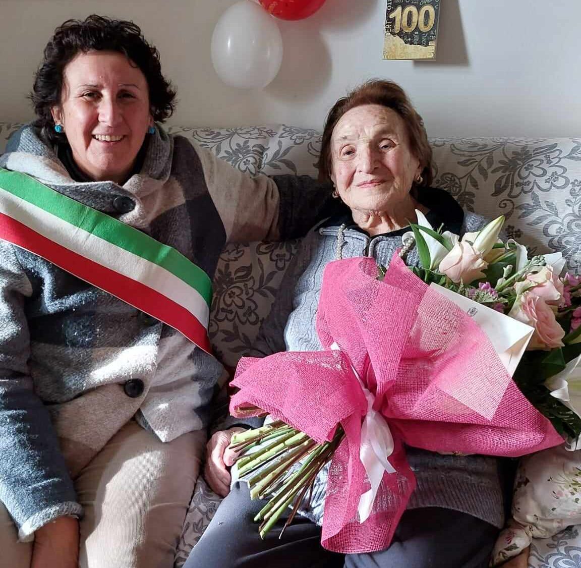 Fara Vicentino festeggia la bidella Rita che compie 100 anni ...