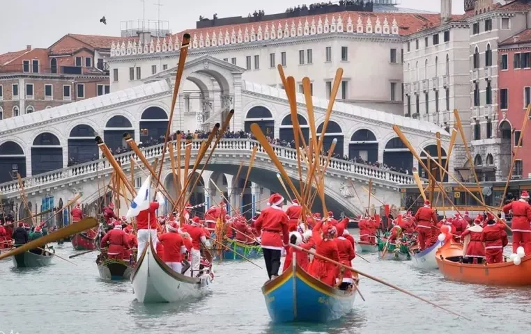 Il Natale si sente forte a Venezia e Babbo Natale dà spettacolo ...
