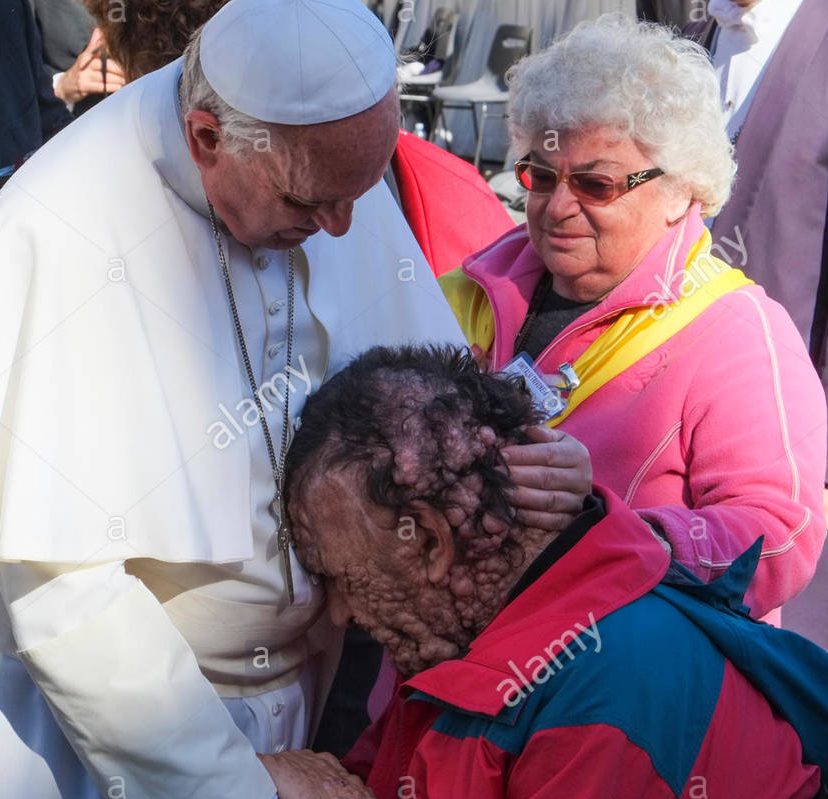 Isola piange la morte di Vinicio, il bacio del Papa sul volto sfigurato ...