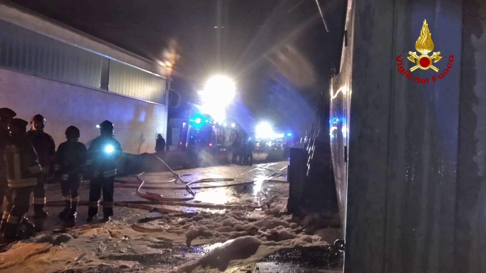 Carrè. Incendio divampa in un capannone. Bombole di gas esplodono ... Carrè. Incendio divampa in un capannone. Bombole di gas esplodono ...