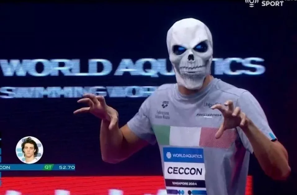 Thomas Ceccon brilla a Singapore con un tocco di Halloween ...