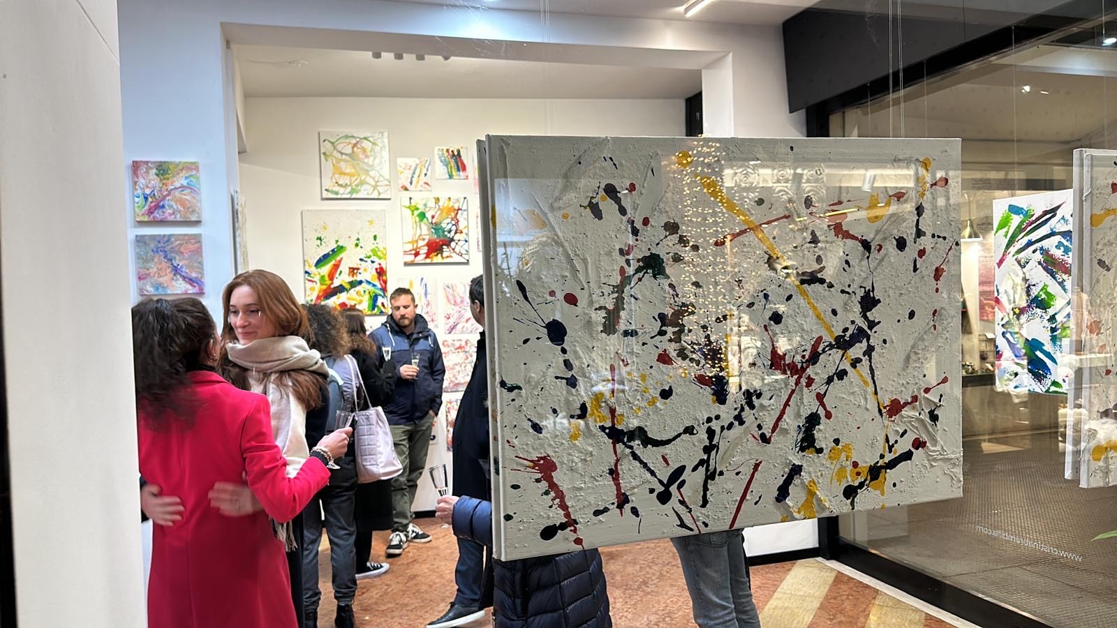 Cristina Brambilla: l’arte come ponte tra le persone. A Thiene, uno spazio che accende la luce ...