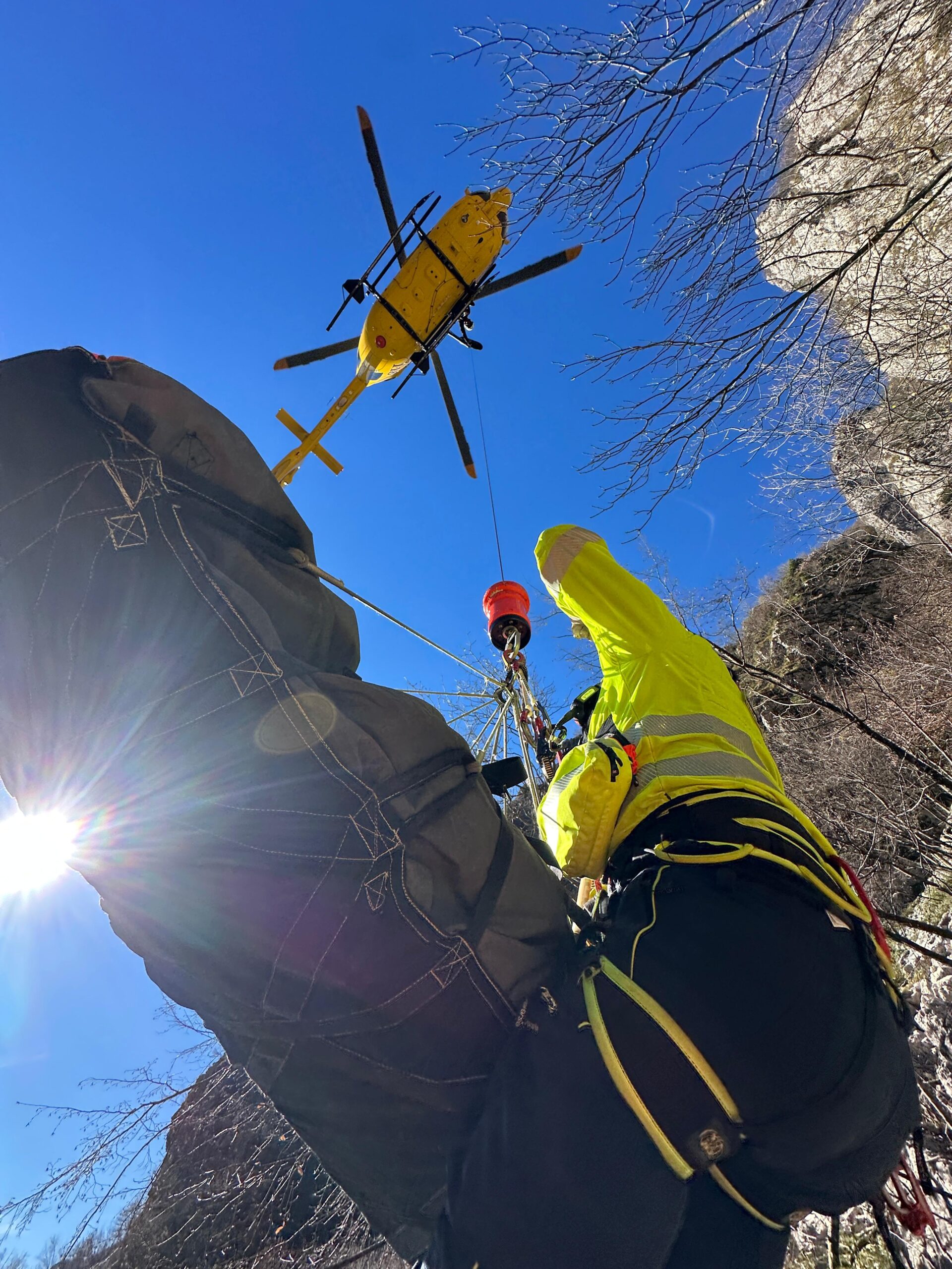 Laghi. Alpinista precipita per 20 metri in Val Scarabossa, salvato dal ...