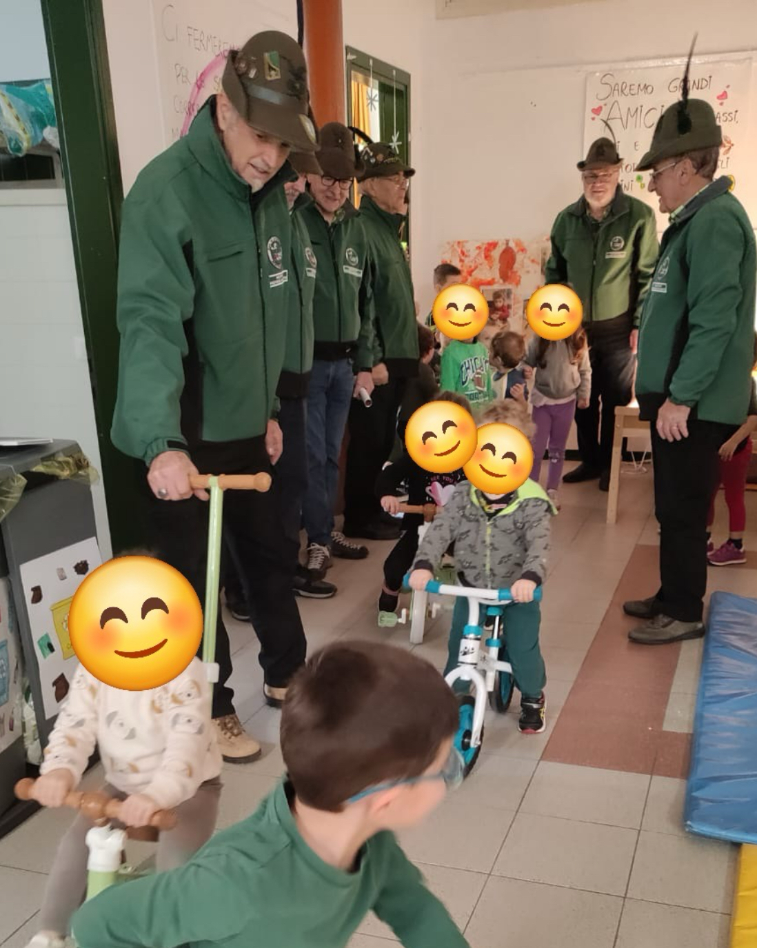 Alpini di Piovene ‘super Babbi Natale’: portano doni nelle scuole d’infanzia - AltoVicentinOnline