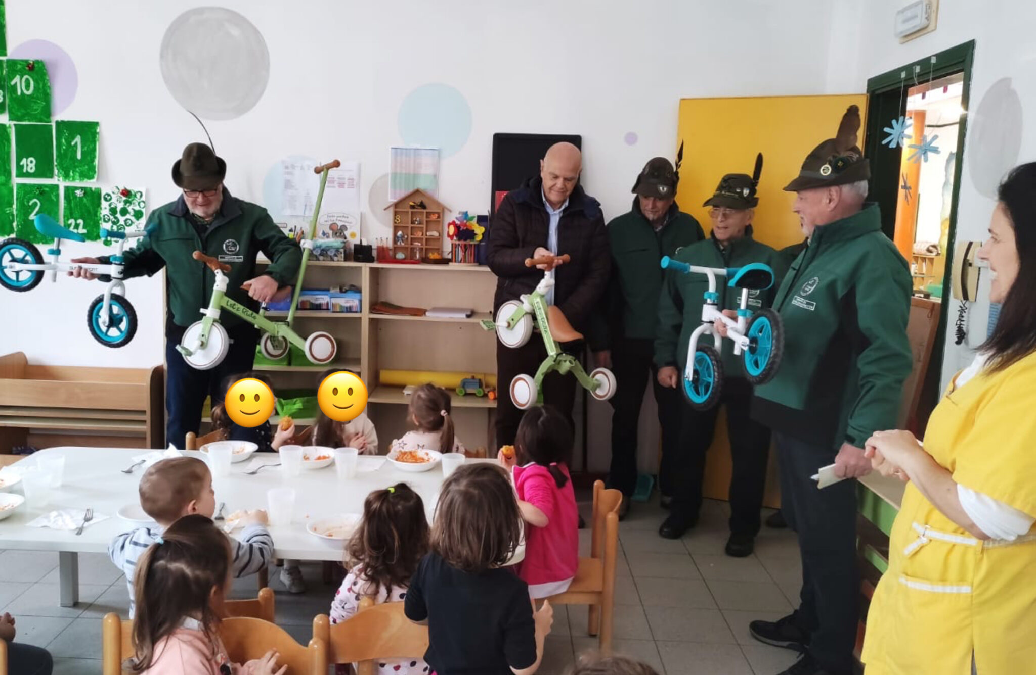 Alpini di Piovene ‘super Babbi Natale’: portano doni nelle scuole d’infanzia - AltoVicentinOnline