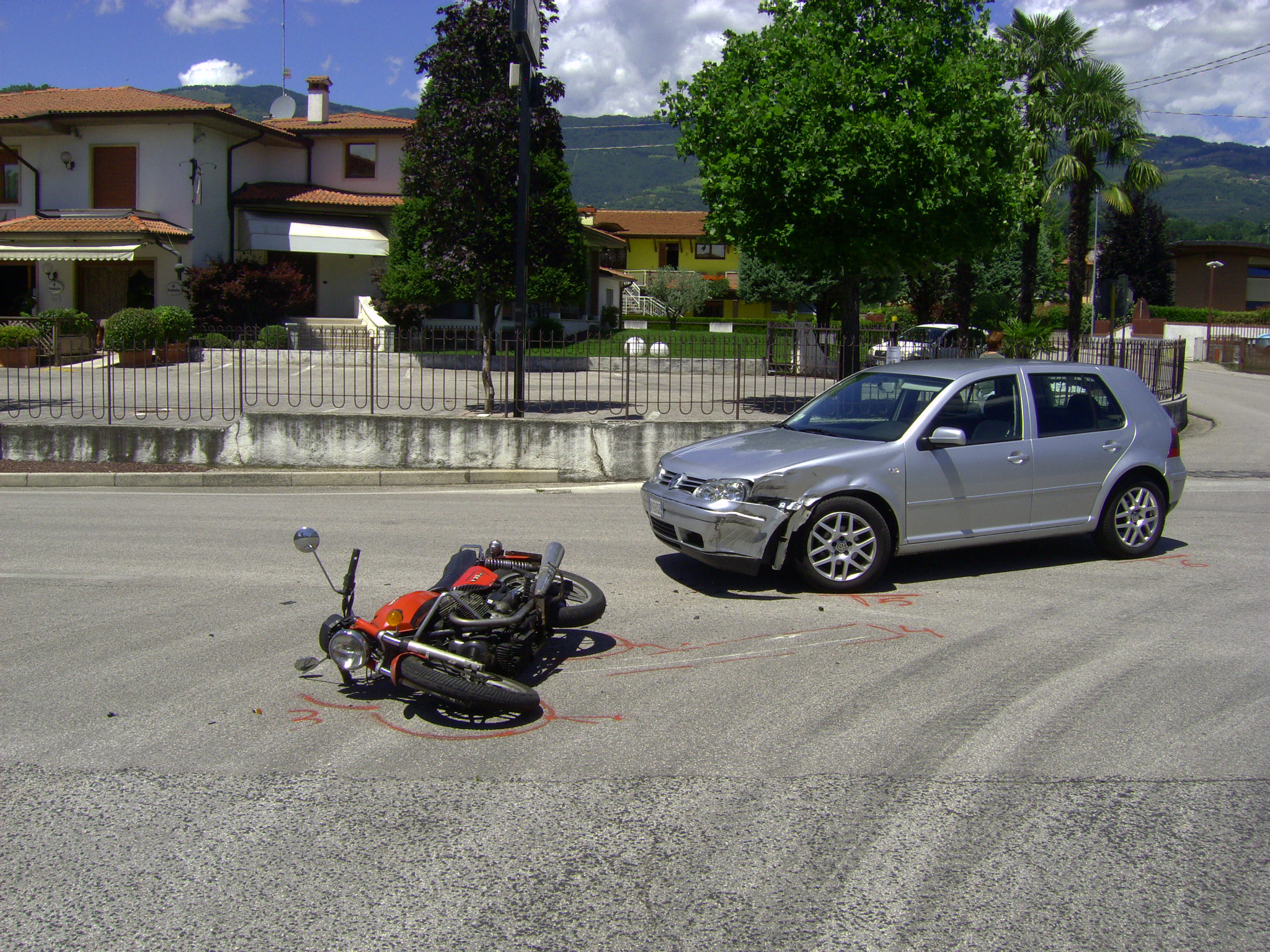 Fara. Moto Guzzi contro Golf all'incrocio via Reale-via Verdi: 28enne ...